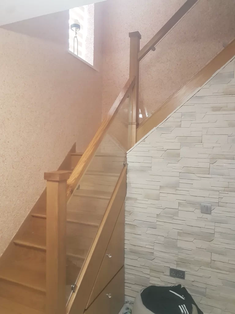 Oak Glass L-Shaped Staircase - StairsWorld